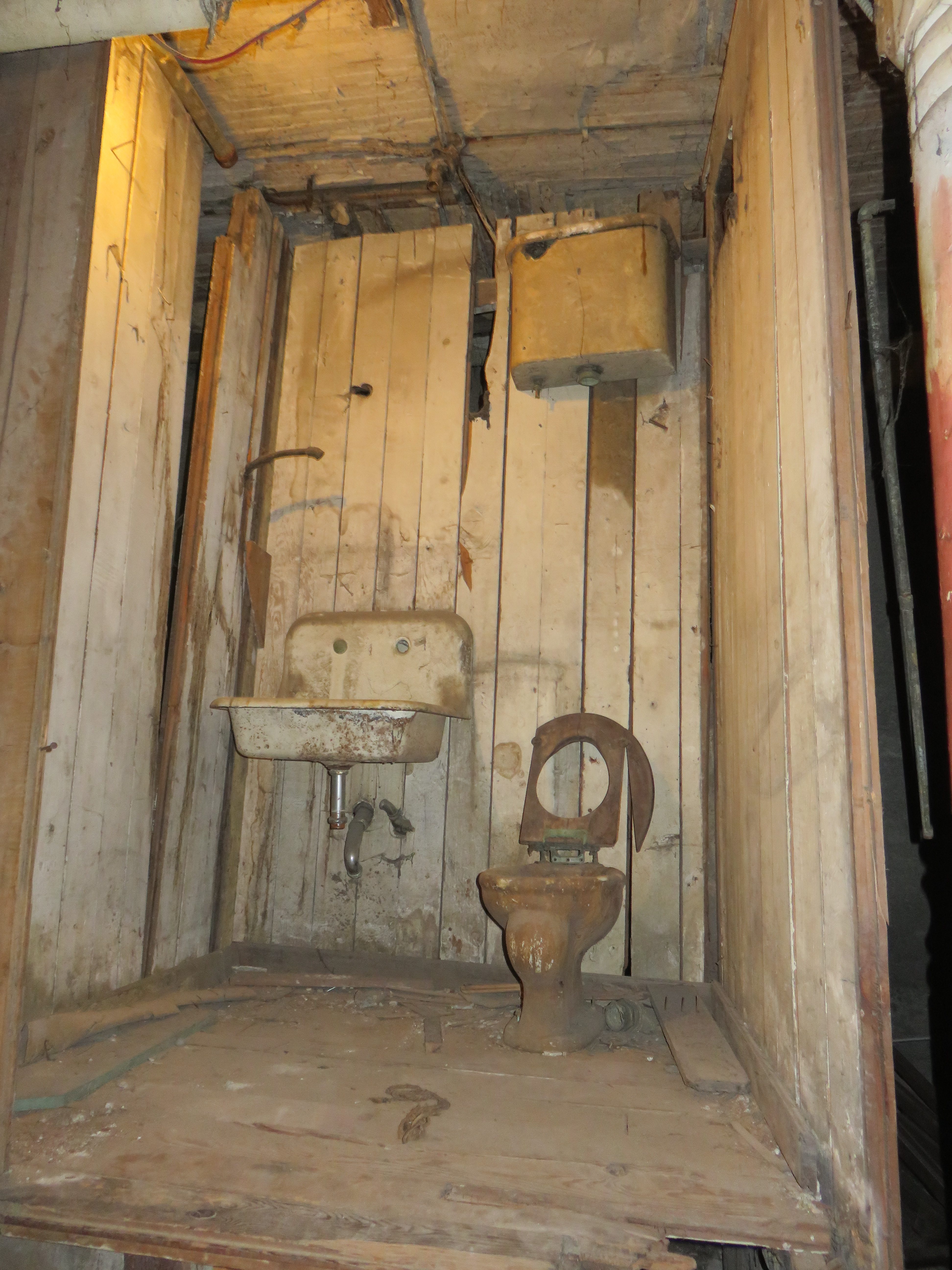 Old bathroom at the start of the tour – Postcards from the Crumps